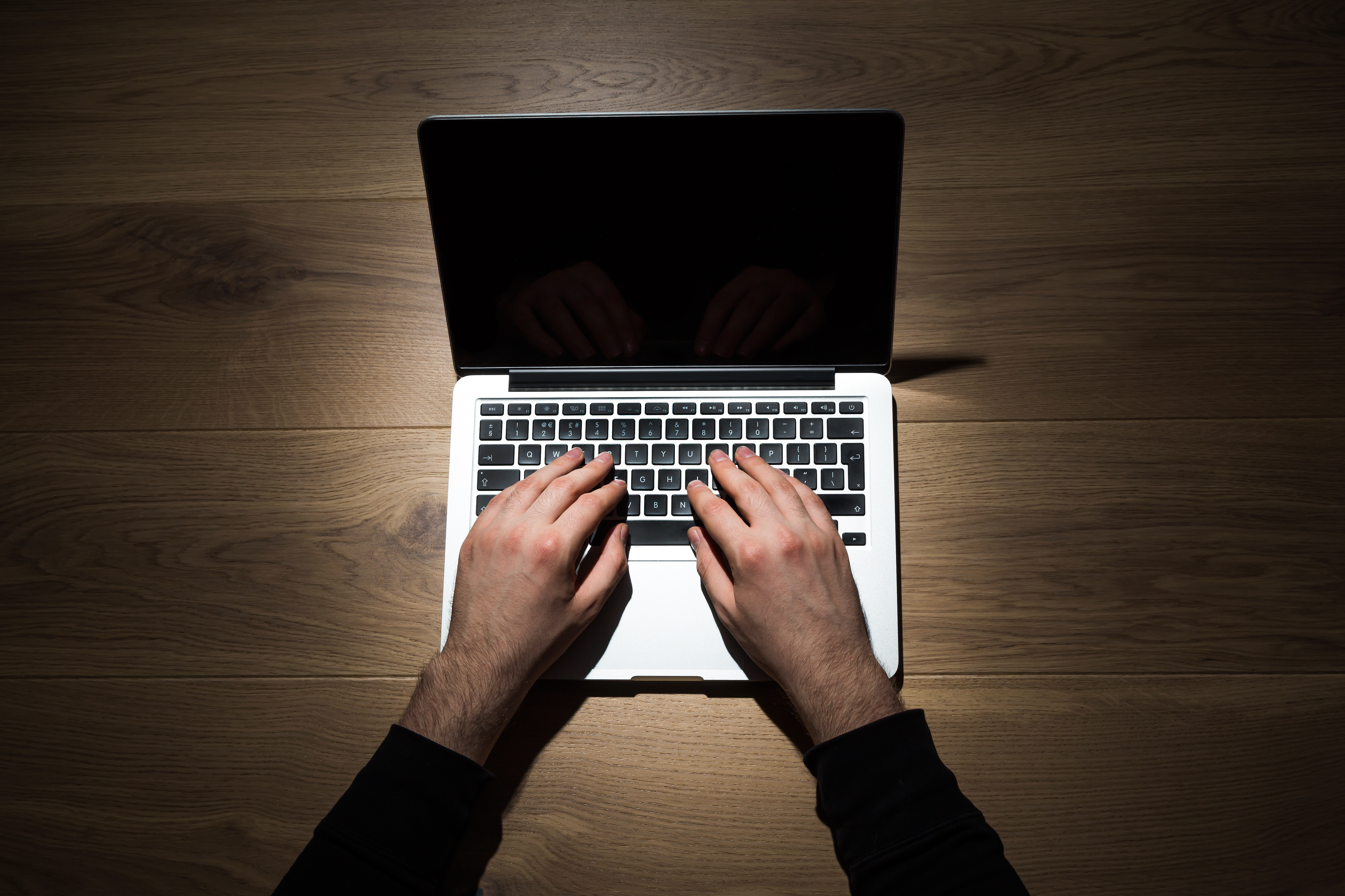 Hands hacking laptop top - OKIOK - Securité dans un monde en changement